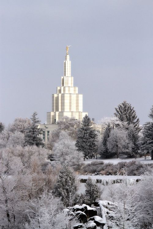 the-idaho-falls-idaho-temple-in-the-winter